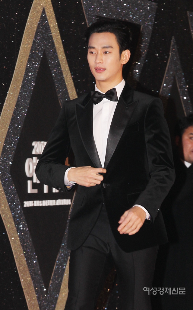 [2015 KBS 연기대상] 김수현 '여심 녹이는 살인미소~'