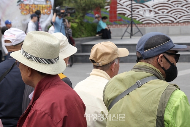 노인 10명중 7명 ‘다차원 빈곤층…소득·건강문제 등 겹쳐